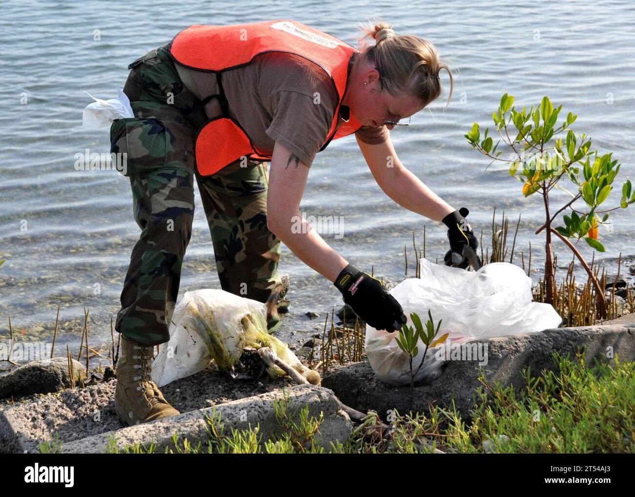 COMREL, Earth Day, nmcb-25, Sailor, U.S. Navy Stock Photo - Alamy