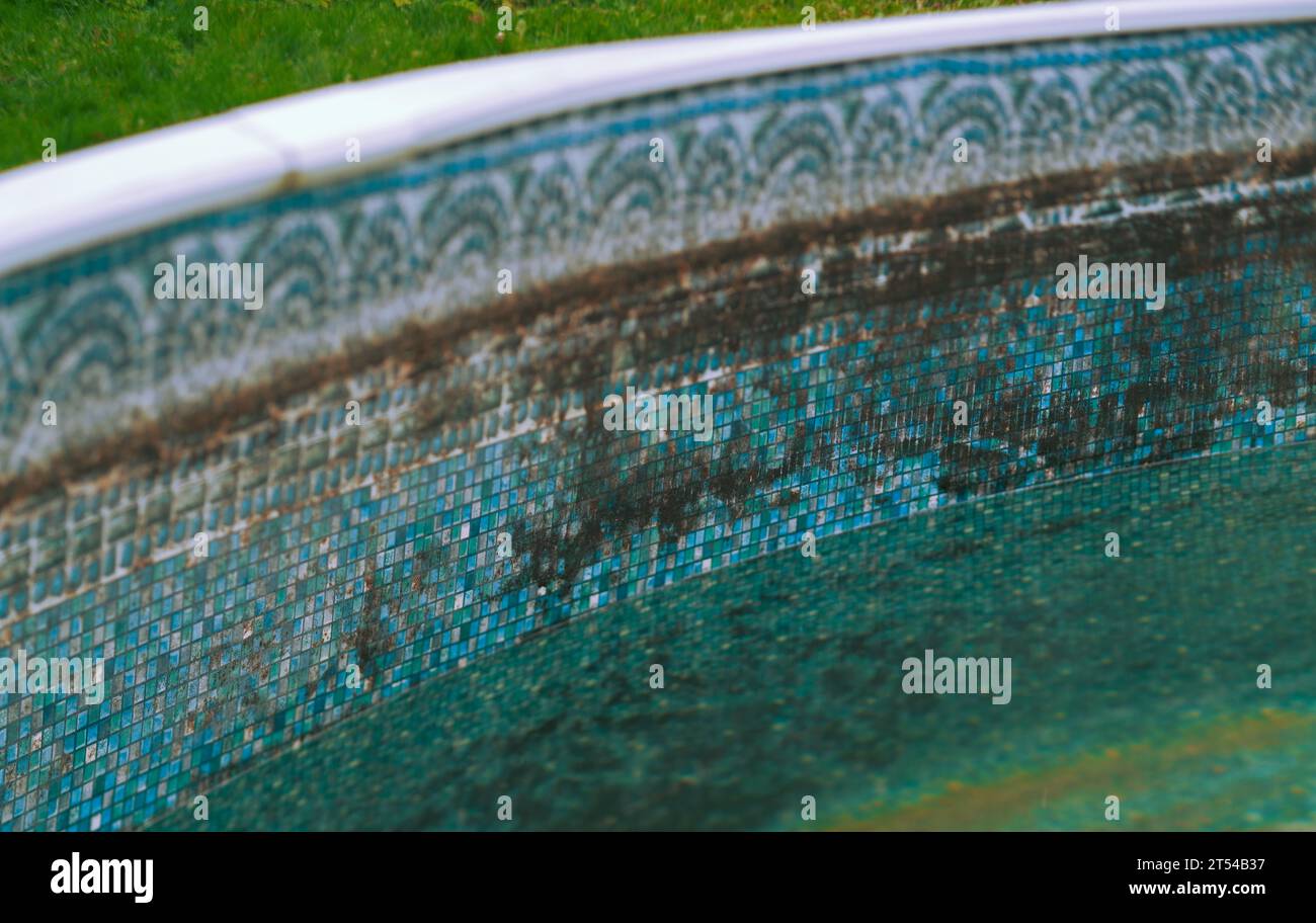 a pool lined covered with dirt and sludge Stock Photo - Alamy
