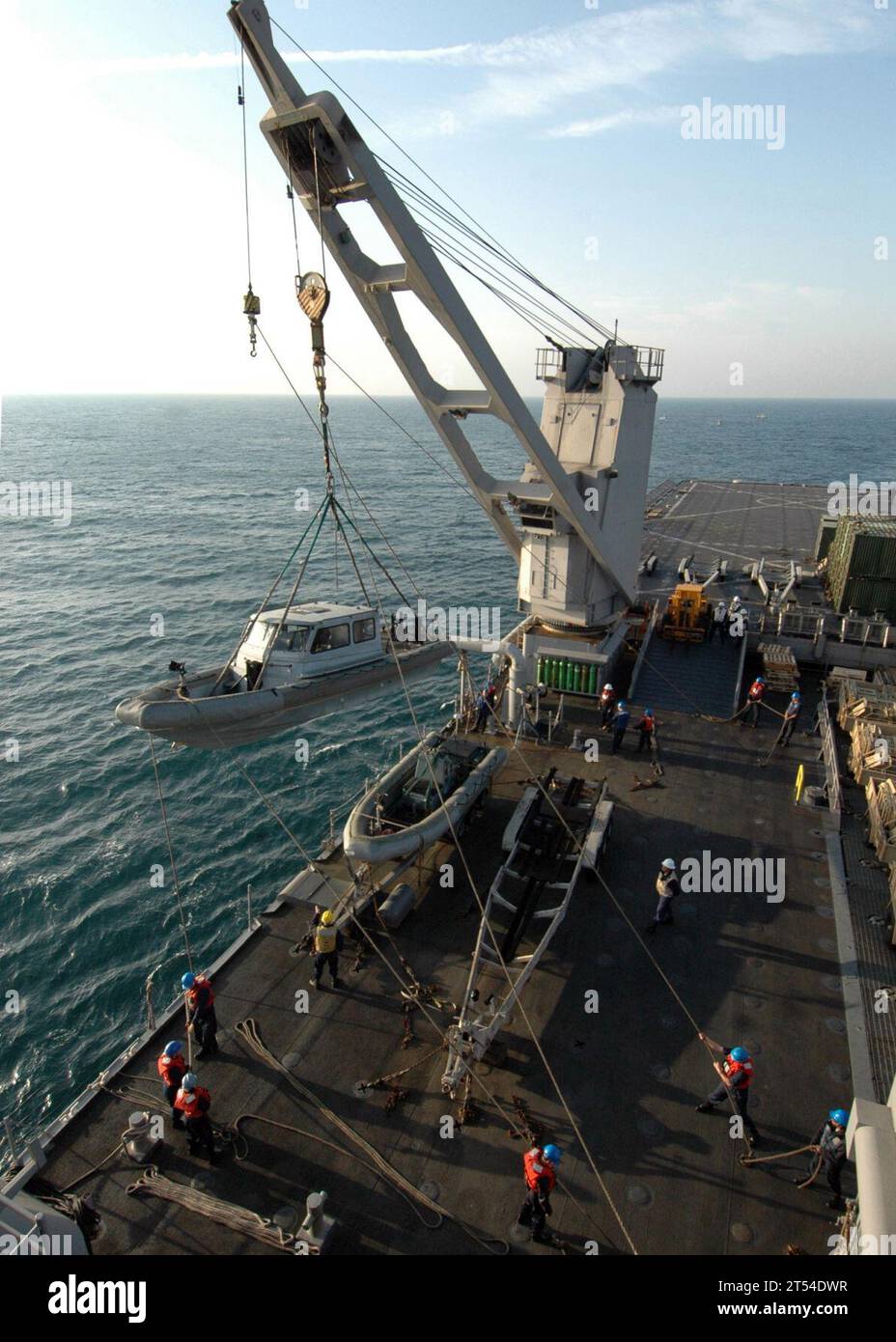 crane operations, CTF 152, USS Carter Hall (LSD 50 Stock Photo - Alamy