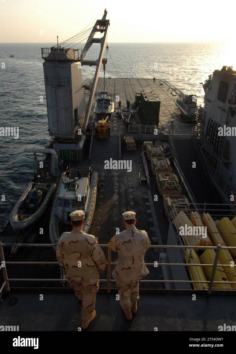 crane operations, CTF 152, USS Carter Hall (LSD 50 Stock Photo - Alamy