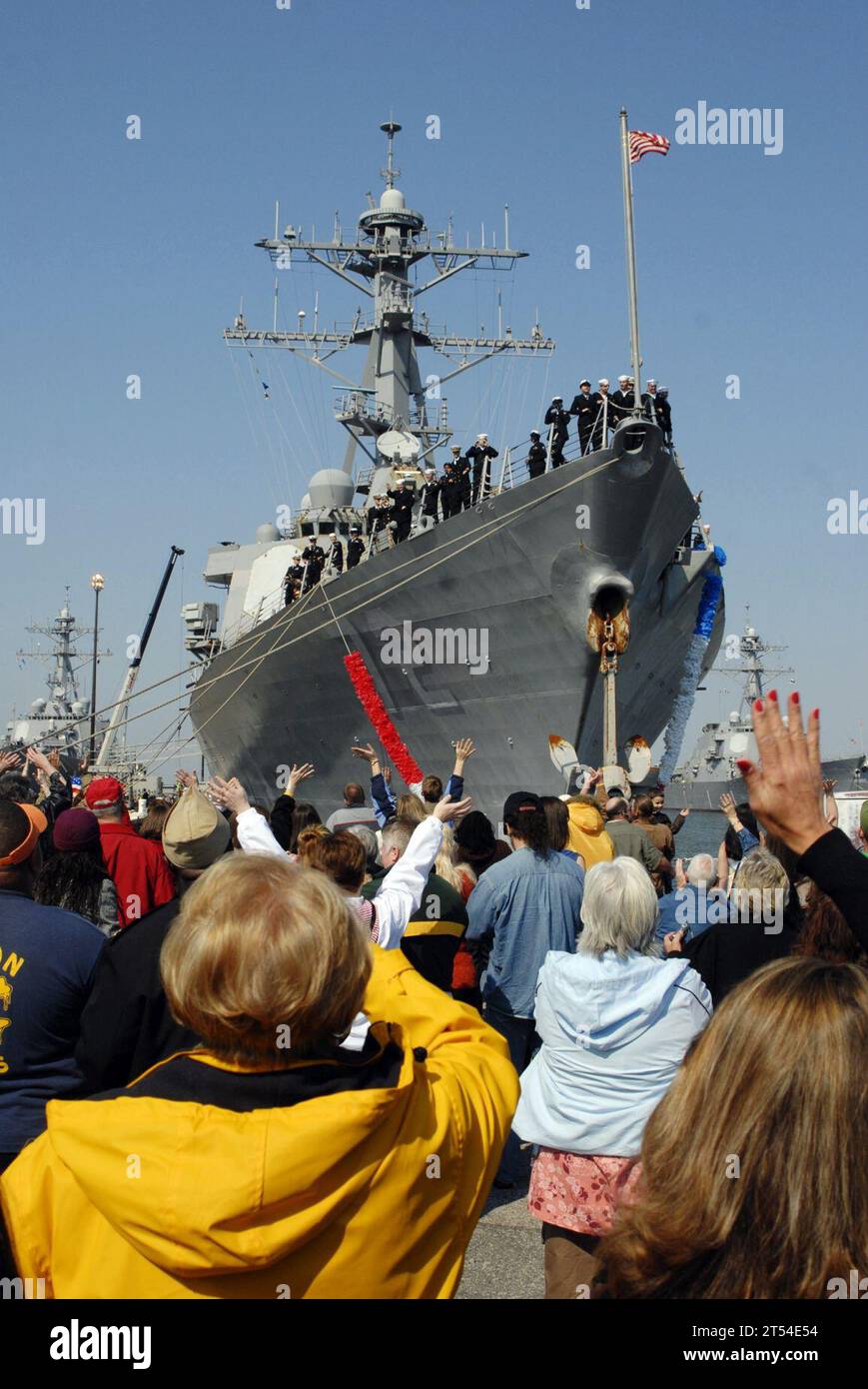 crowd, ship at dock., USS MAHAN (DDG 72 Stock Photo - Alamy