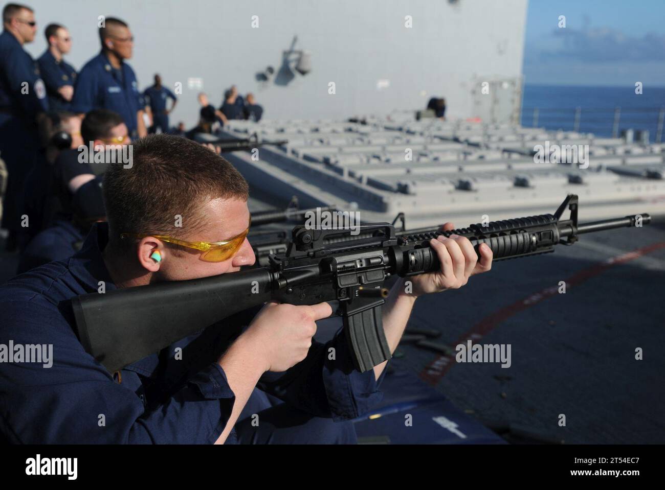 ctf 151, M16, U.S. Navy, USS Anzio (CG 68), weapons Stock Photo - Alamy