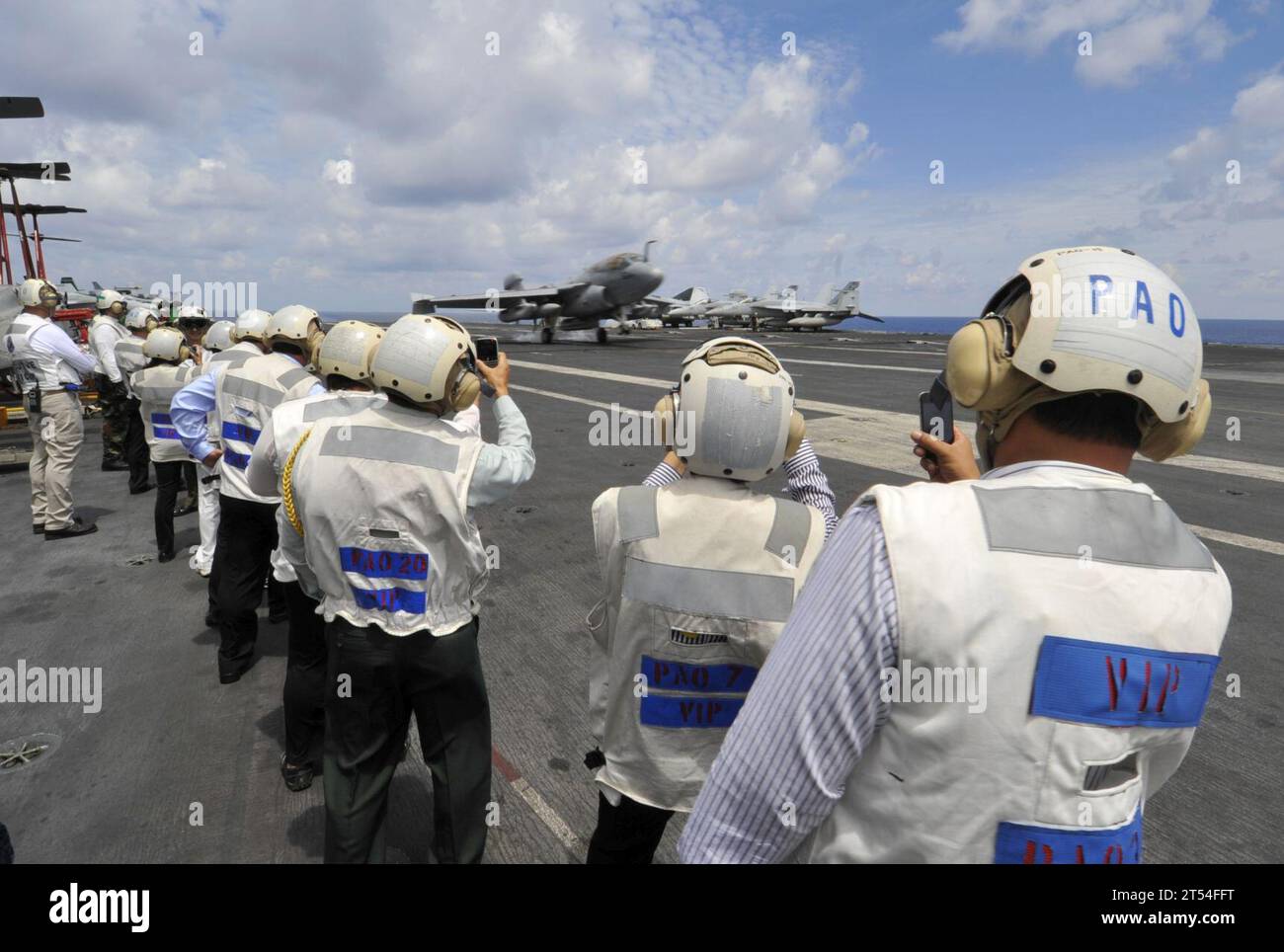CVN 73, flight deck, Forward Deployed, GW, USS George Washington Stock Photo - Alamy