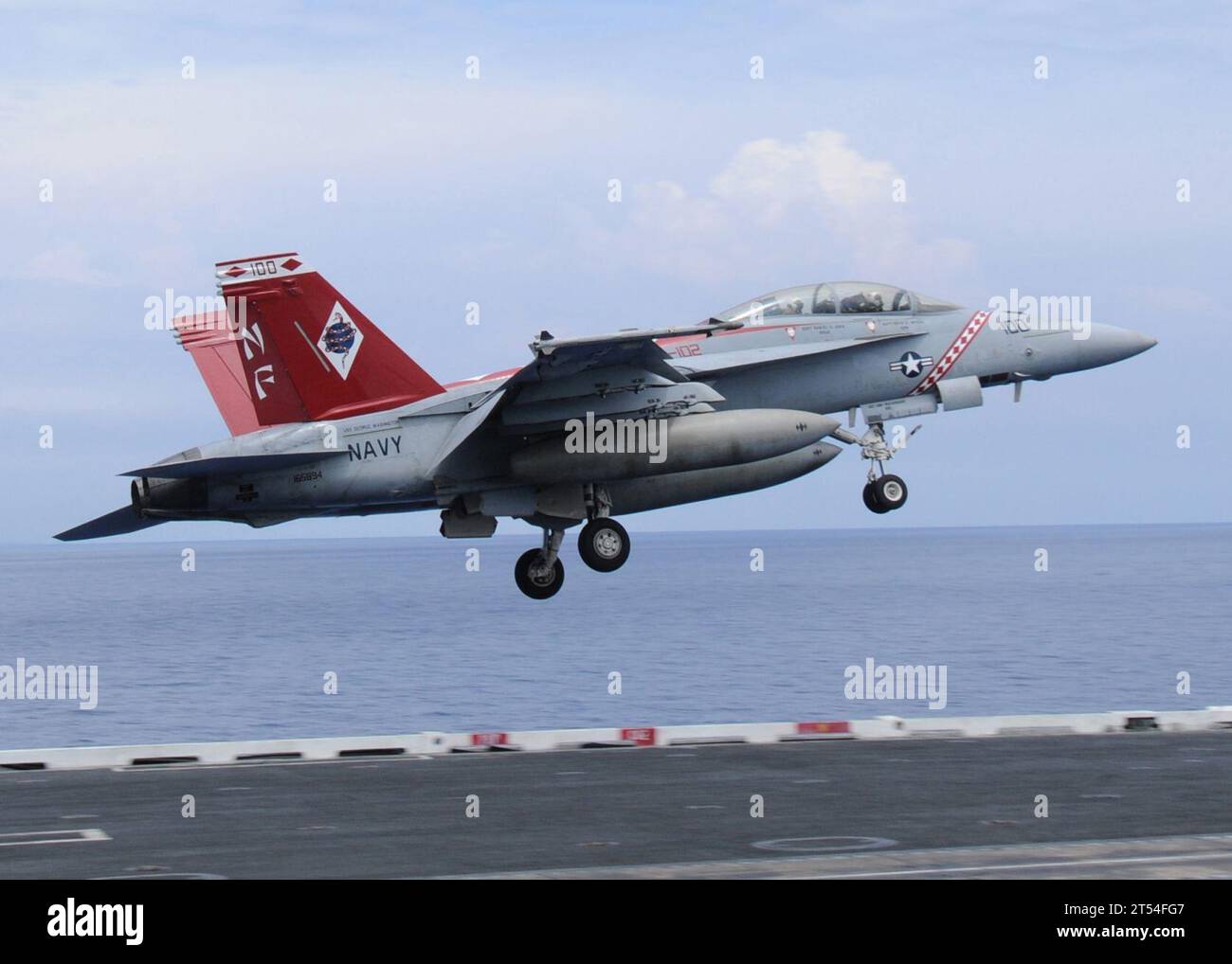CVN 73, flight deck, GW, USS George Washington, vfa-102 Stock Photo - Alamy