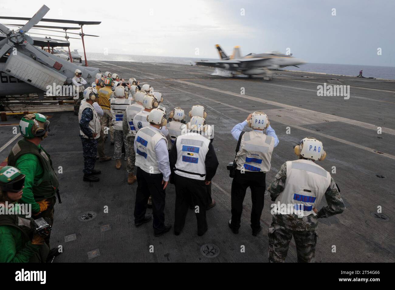 CVN 73; George Washington; Hong Kong Stock Photo - Alamy