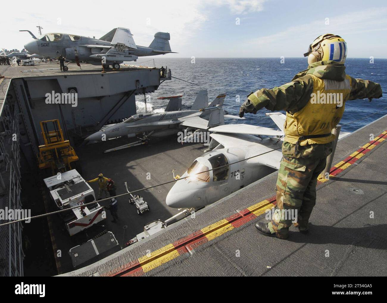 cvn 74, elevator, flight deck handling, john c. stennis, signals Stock ...
