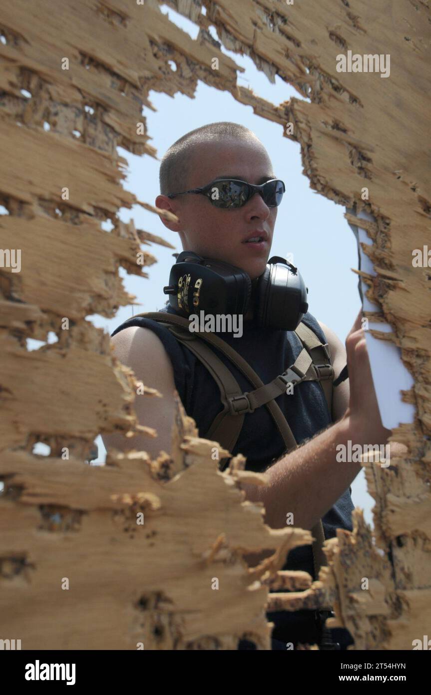 DDG 57, flight deck, Guided-Missile Destroyer, Gulf of Aden, M16 ...