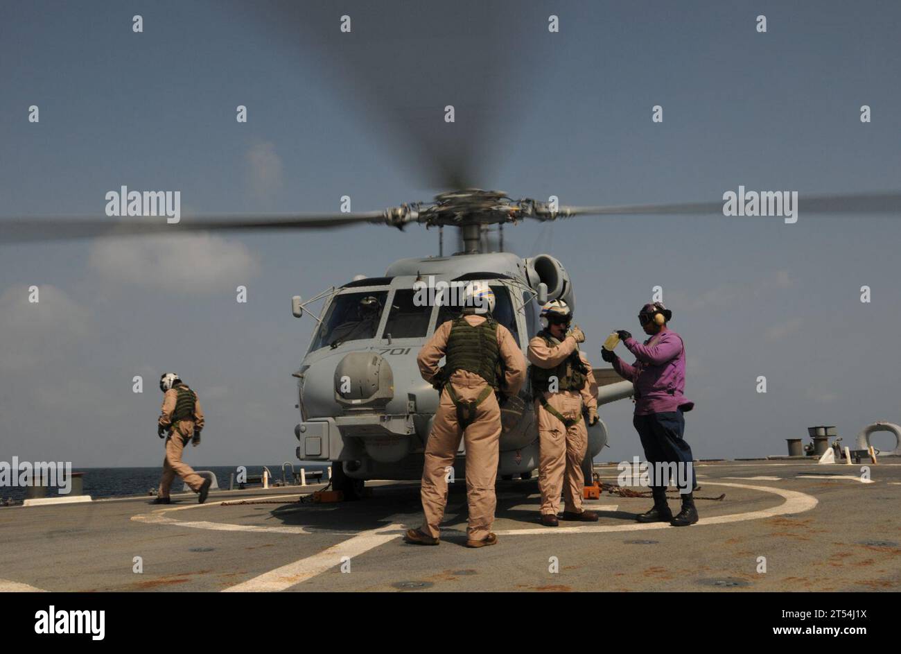 DDG 57, flight deck, Guided-Missile Destroyer, GULF OF OMAN, helicopter ...