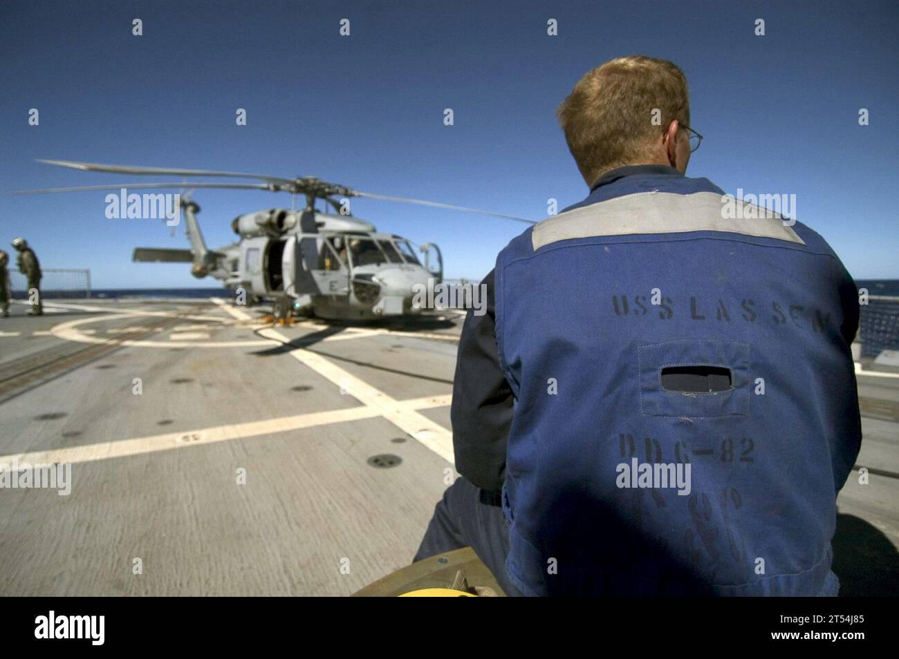 ddg 82, helicopter, hsl-51, Launch, people, USS Lassen Stock Photo - Alamy