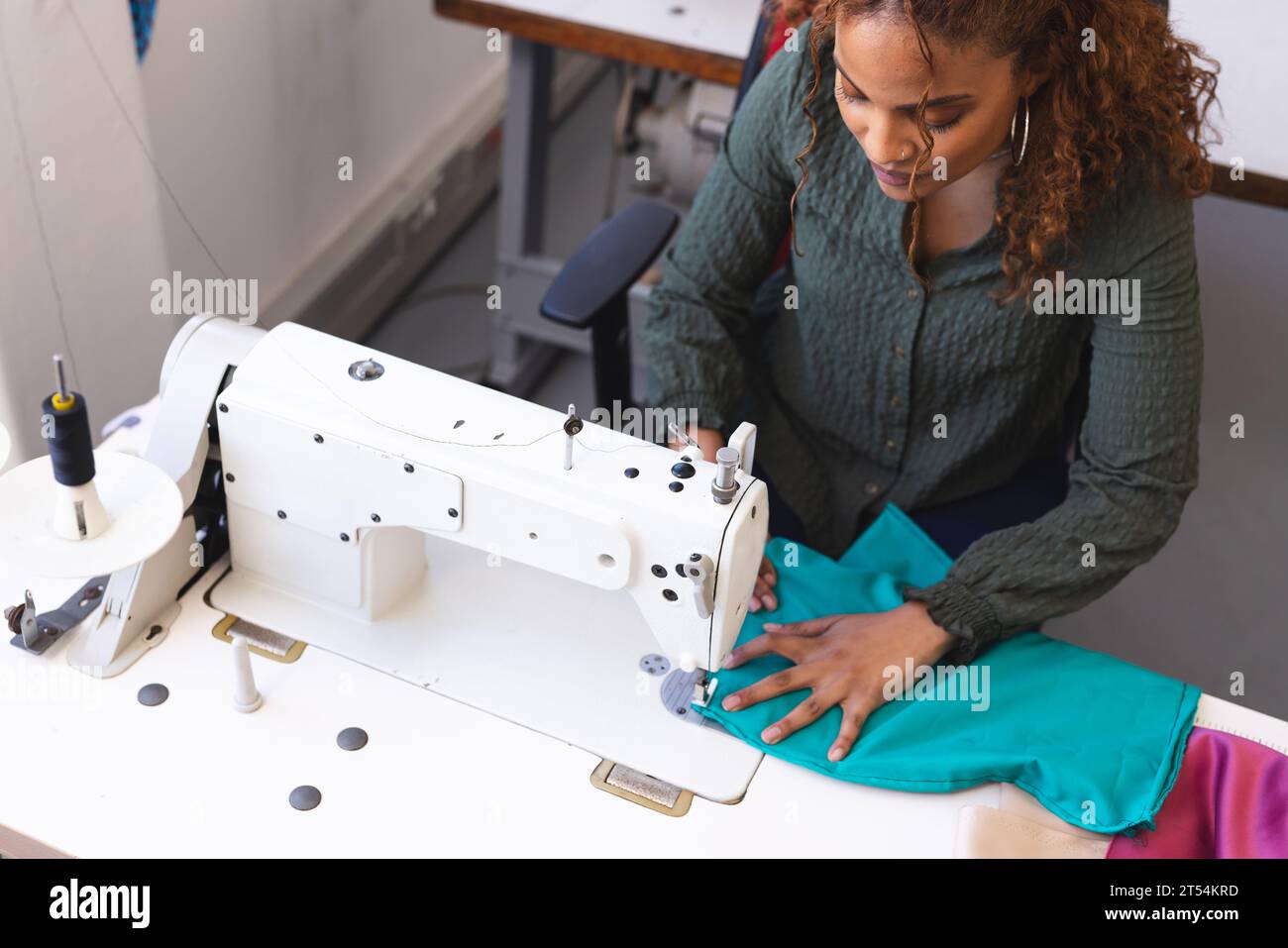 Female designer using sewing machine hi-res stock photography and ...