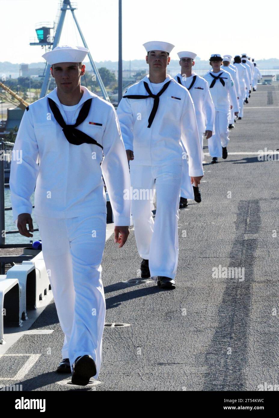 Deployment, LHD 1, man the rails, people, USS Wasp Stock Photo - Alamy