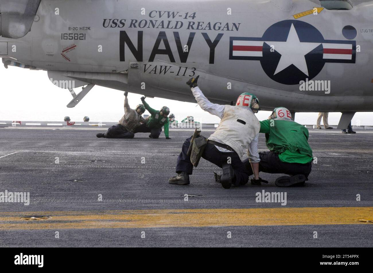 E-2C Hawkeye, flight deck, USS Ronald Reagan (CVN 76 Stock Photo - Alamy