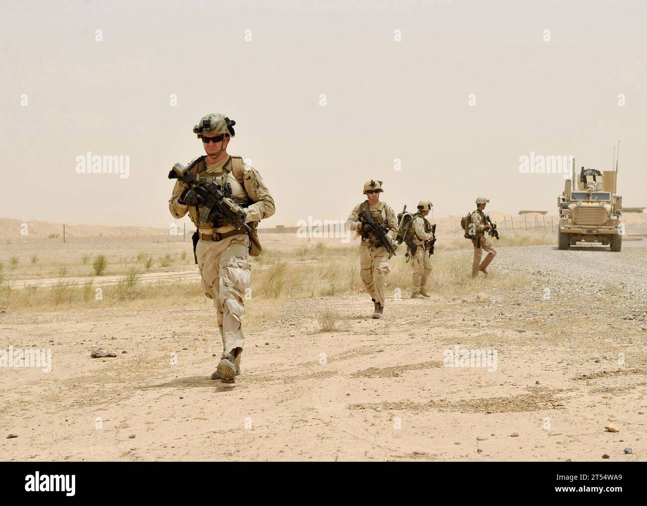 eodmu-2, Iraq, Sailors, tactical formation, U.S. Navy Stock Photo - Alamy
