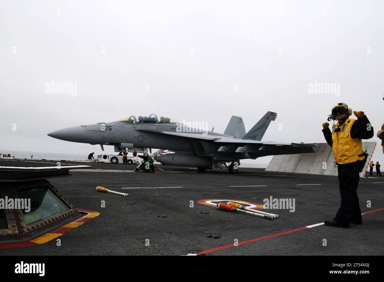 F/A-18 Super Hornet, flight deck, Sailor, USS Ronald Reagan (CVN 76 Stock Photo - Alamy