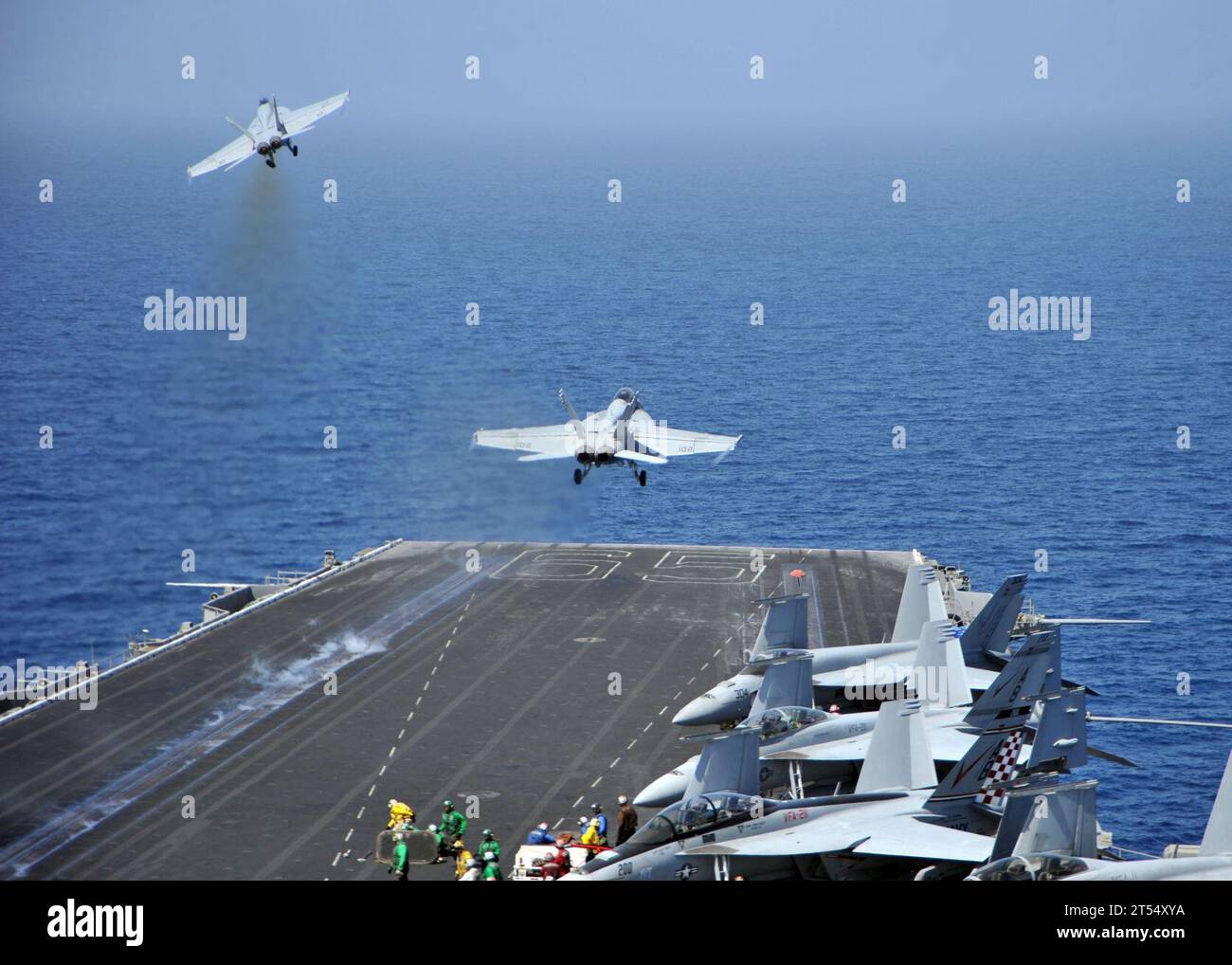 Uss enterprise cvn 65 flight deck hi-res stock photography and images ...