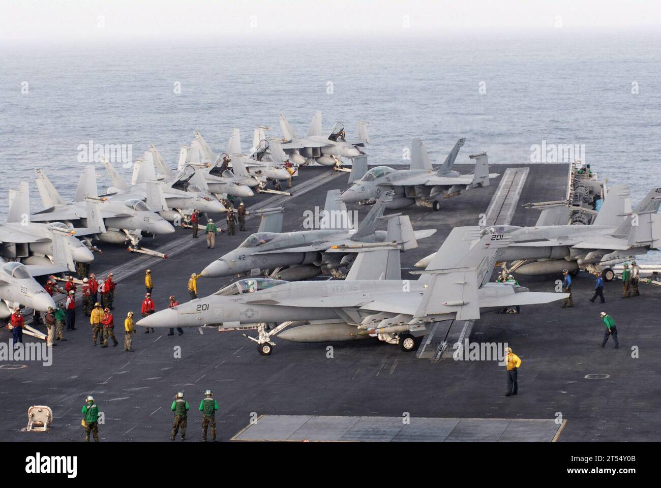 F/A-18F Super Hornet, flight deck, Sailors Stock Photo - Alamy