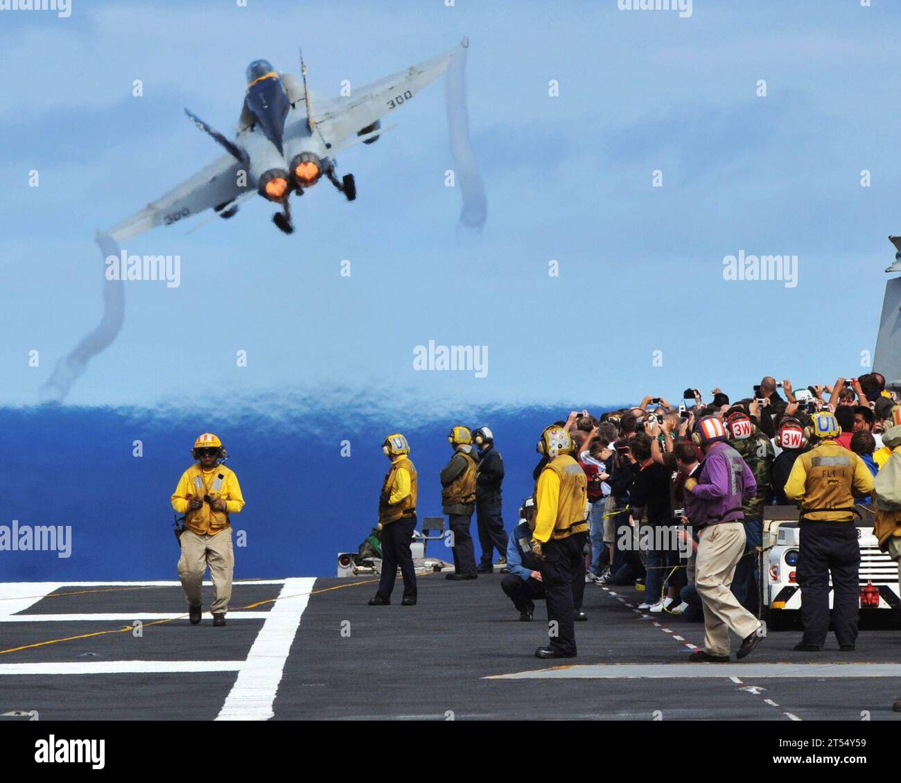 family, flight deck, friends, Launch, Tiger Cruise Stock Photo - Alamy