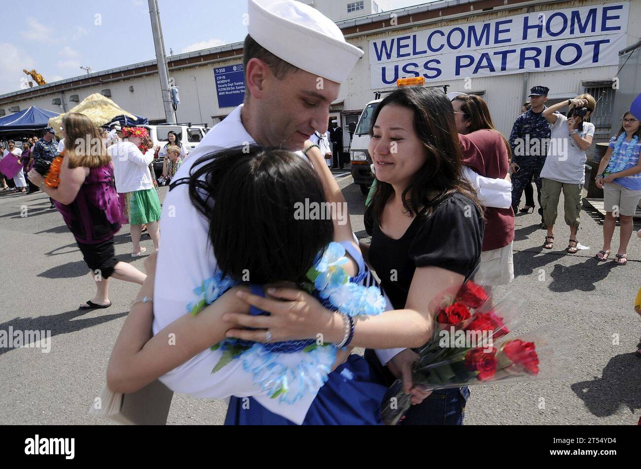 family, Homecoming, navy, people, port, U.S. Navy, USS Patriot (MCM 7 ...