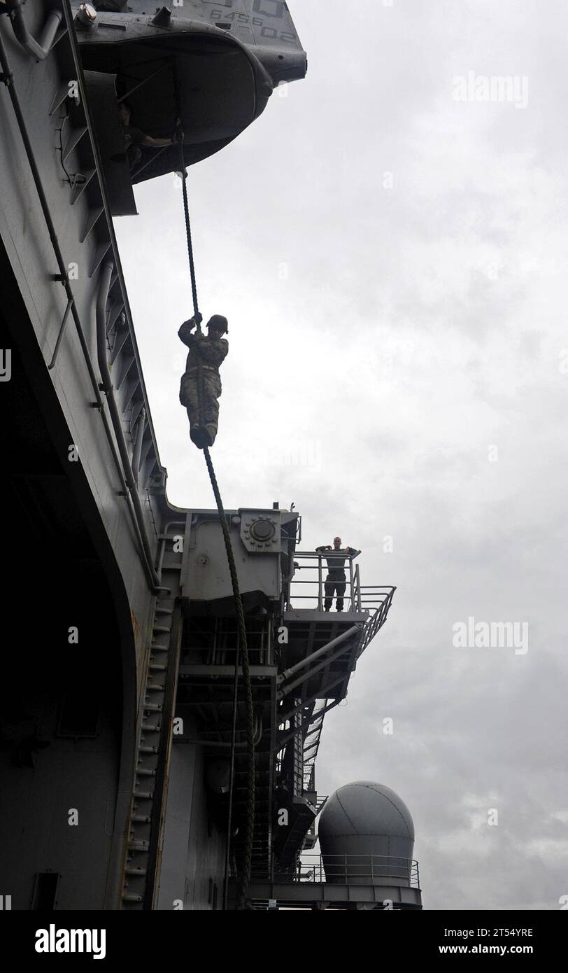 fast roping, LHD 8, USS Makin Island Stock Photo - Alamy