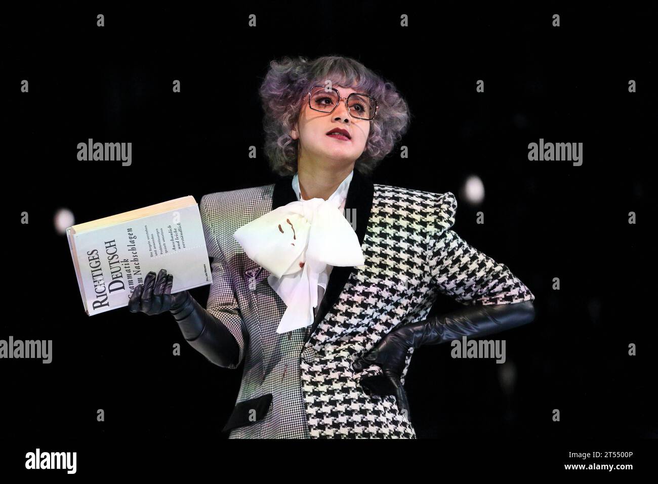 Katrija Lehmann als Miss Prism während der Fotoprobe für das Stück ...