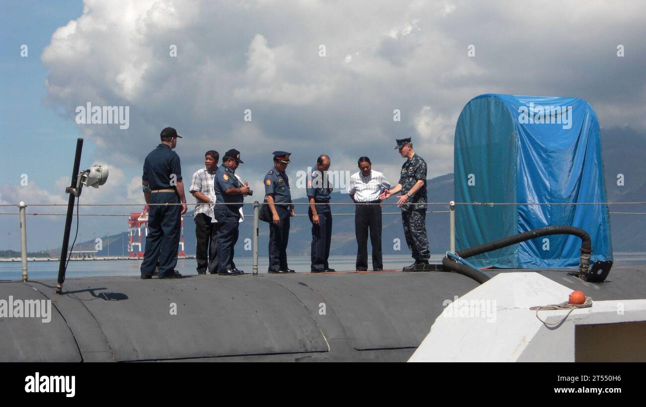 Filipino security officials, Philippines, Subic Bay, U.S. navy , USS ...