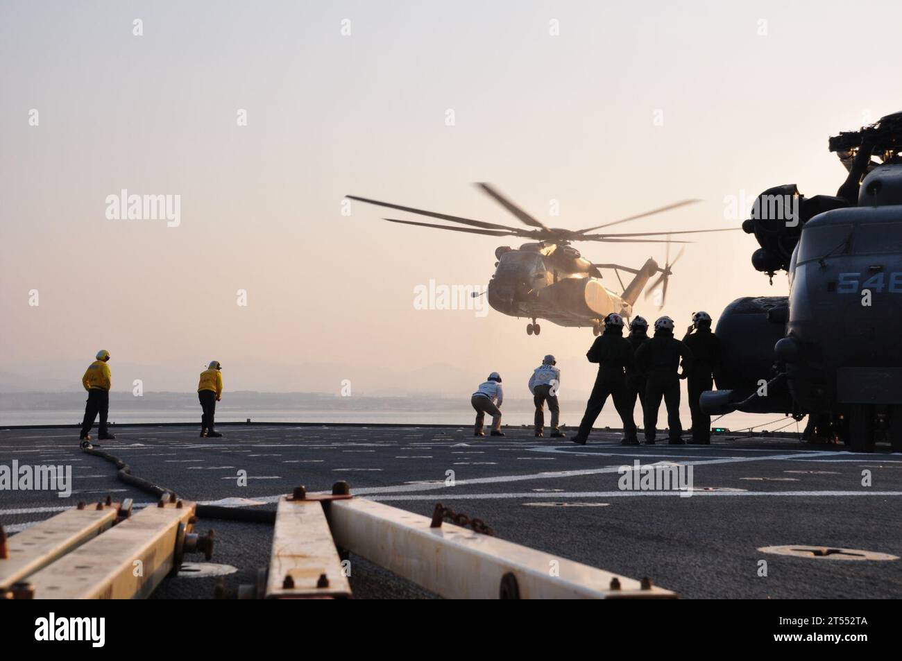 FLIGHT AND WELL DECK OPERATIONS Stock Photo - Alamy