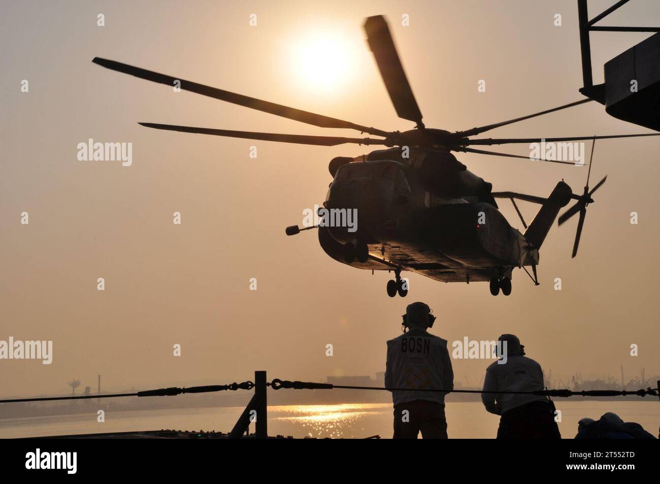 Well deck operations hi-res stock photography and images - Alamy