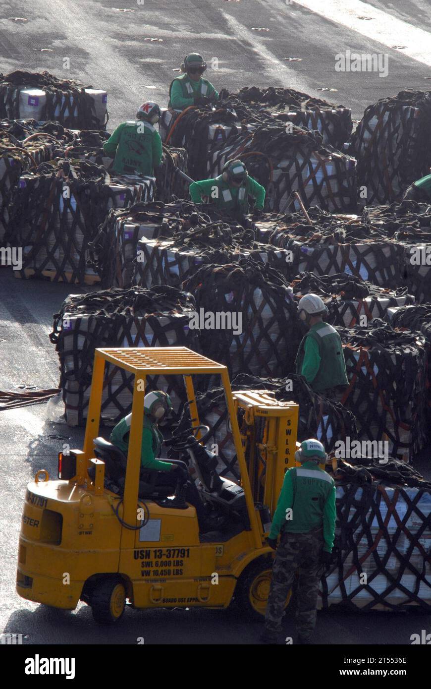 flight deck, green shirts, UNREP Stock Photo - Alamy