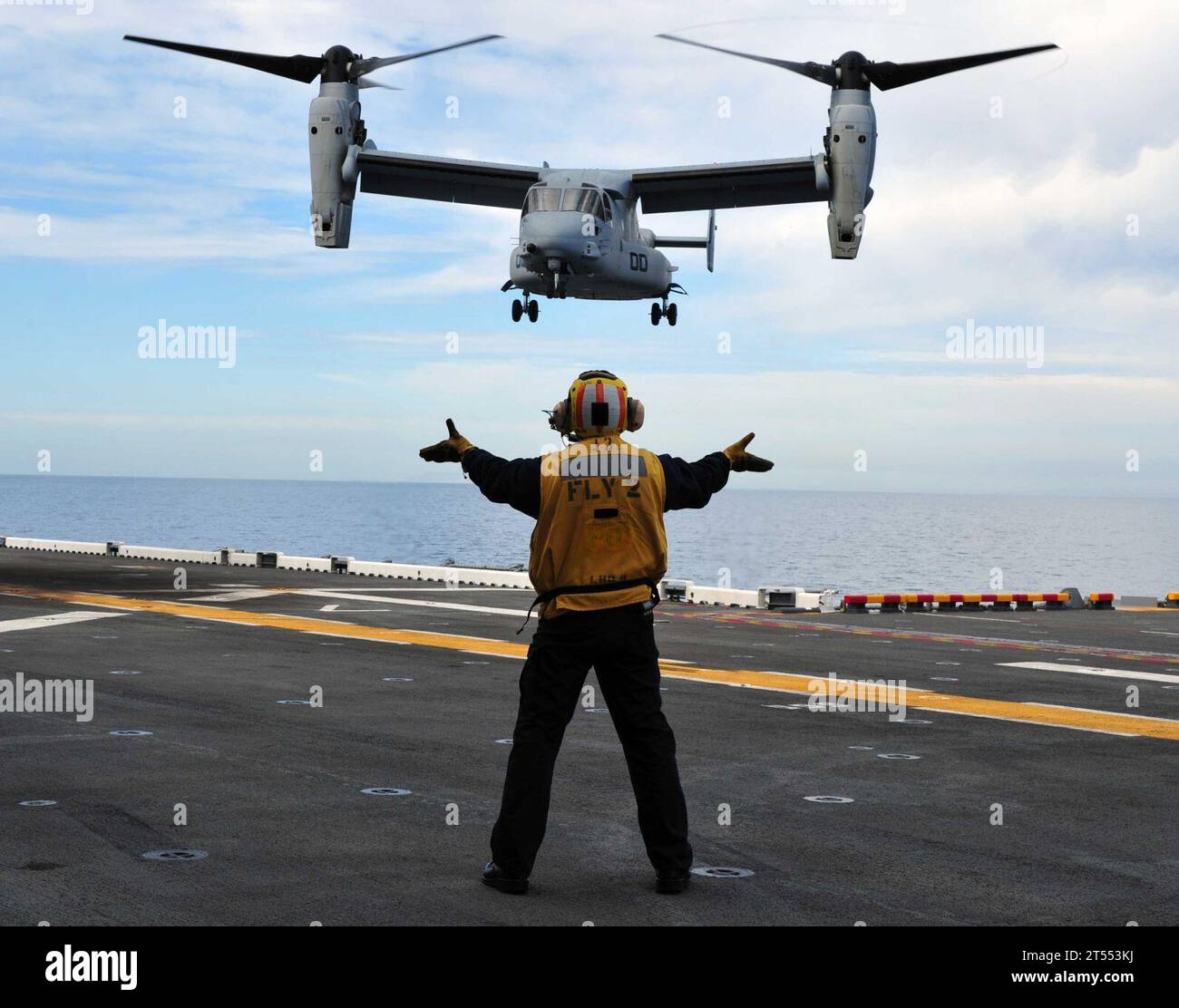 flight deck, mv-22 osprey, Sailor, U.S. Navy, USS Makin Island (LHD 8 Stock Photo - Alamy
