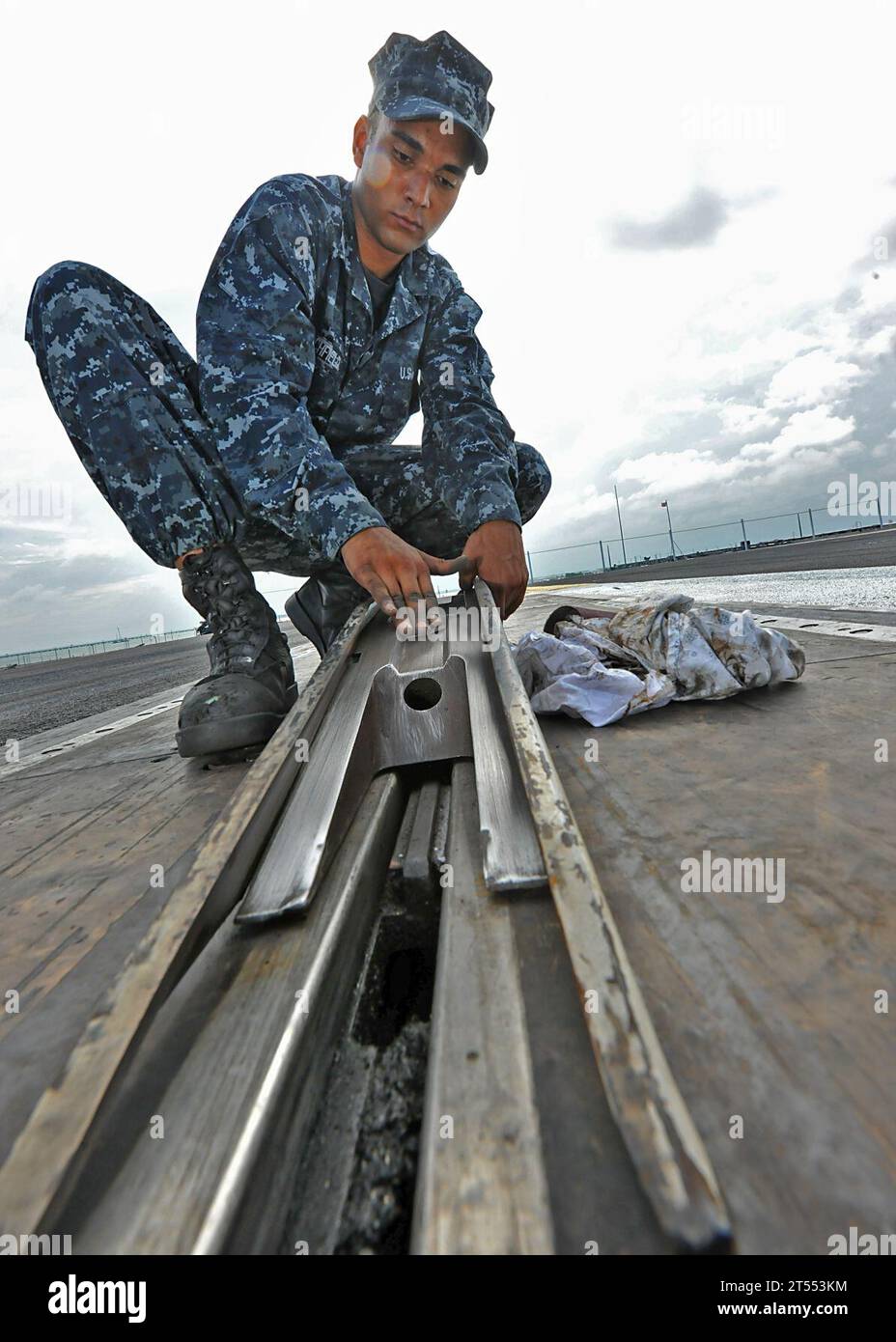 flight deck, Norfolk, Sailor, shuttle and spread component of catapult ...