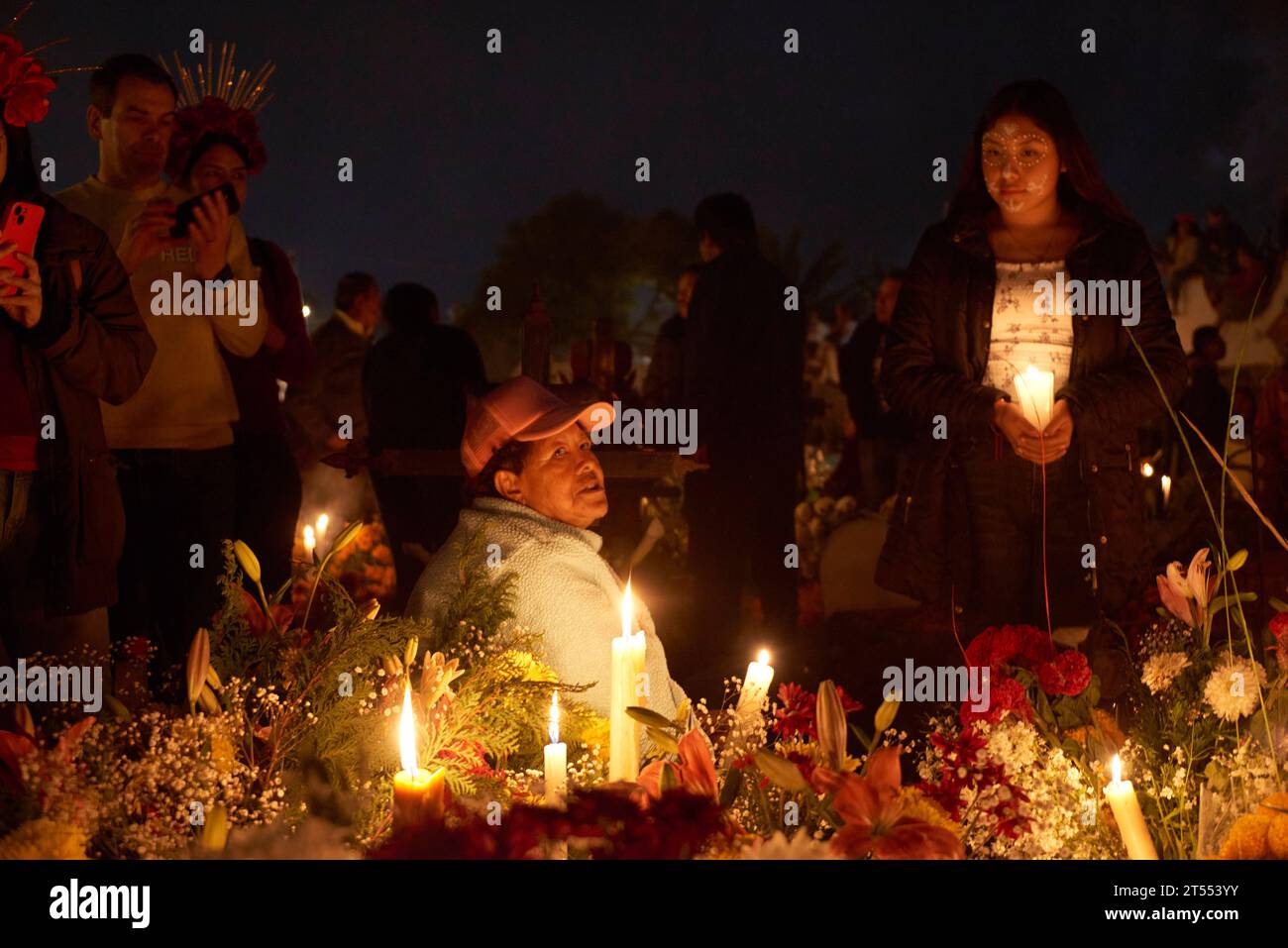 Mexico City, Mexico. 2nd Nov, 2023. Relatives decorate the tombs with ...