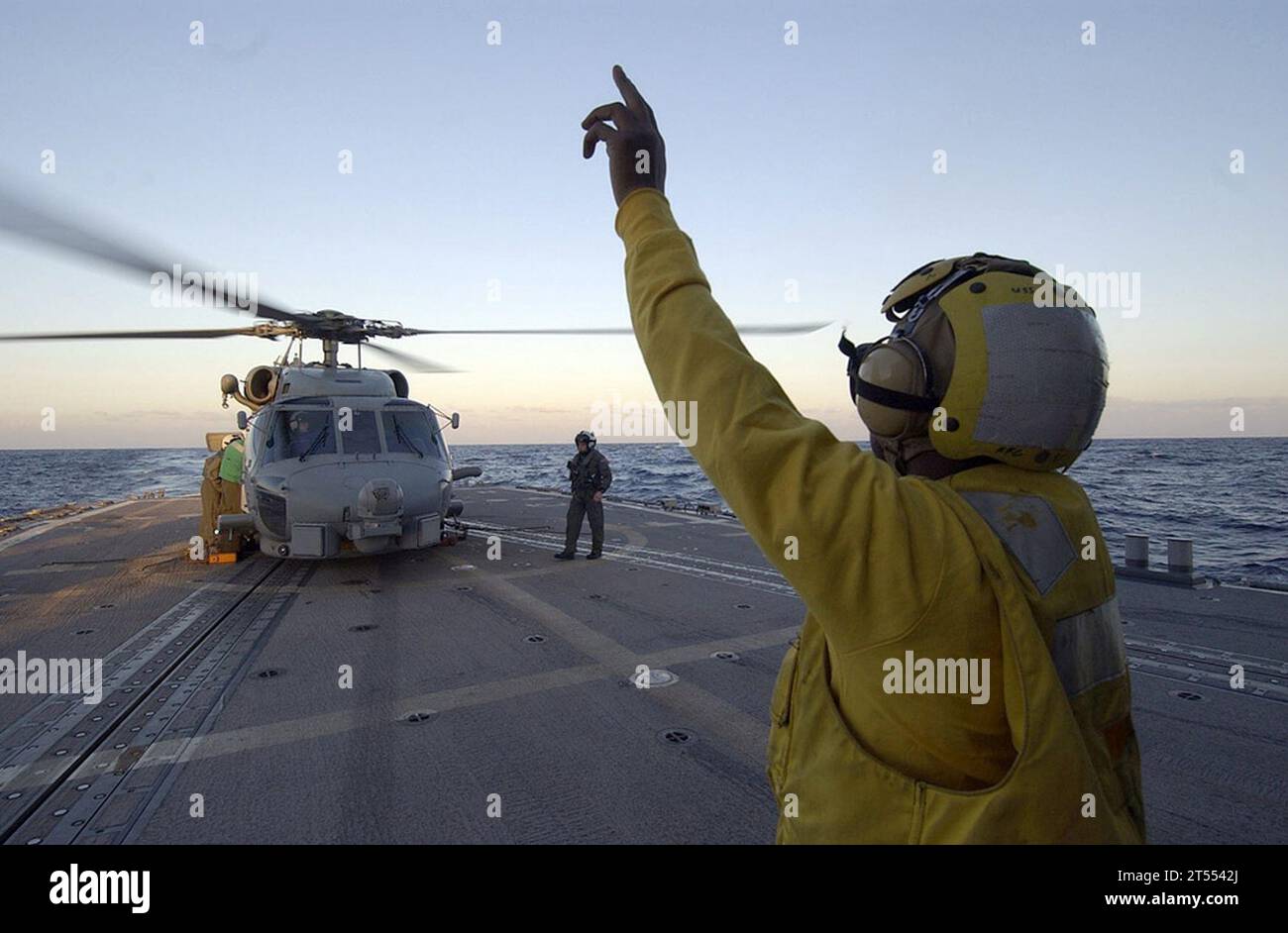 Flight Operations, hsl-51, underway, USS Gary Stock Photo - Alamy