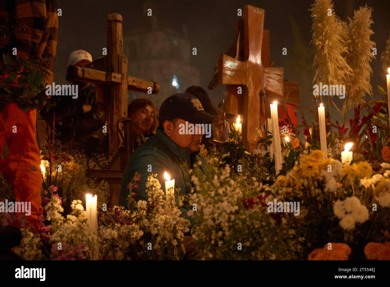 Mexico City, Mexico. 2nd Nov, 2023. Relatives decorate the tombs with ...