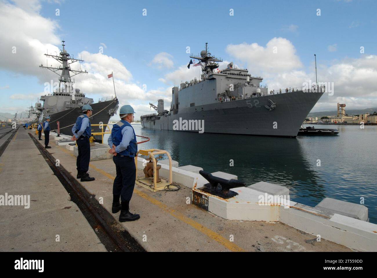 guided-missile destroyer USS Russell (DDG 59), HAWAII, island of Oahu ...