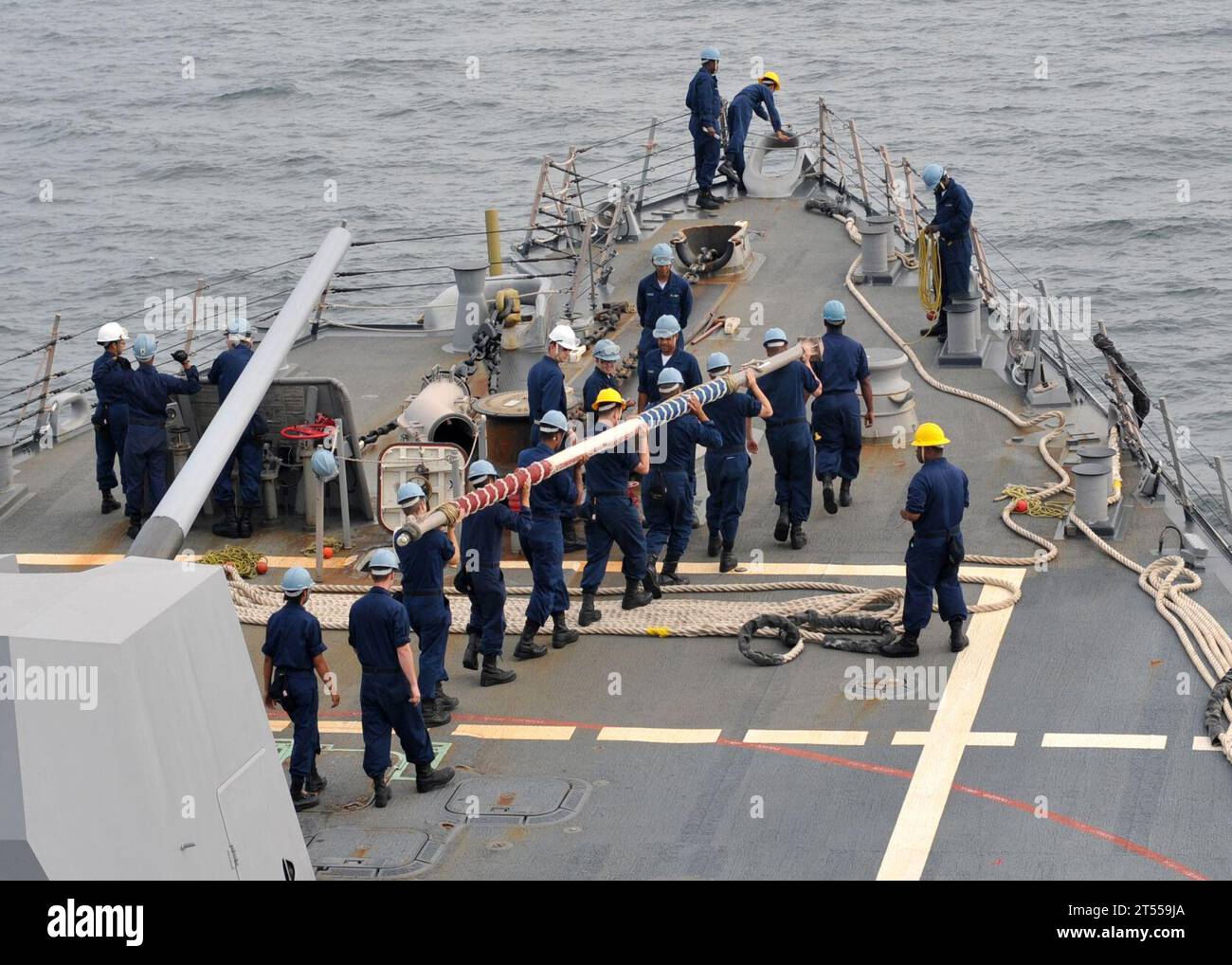 Guided-Missile Destroyer, Sailors, USS LASSEN (DDG 82 Stock Photo - Alamy