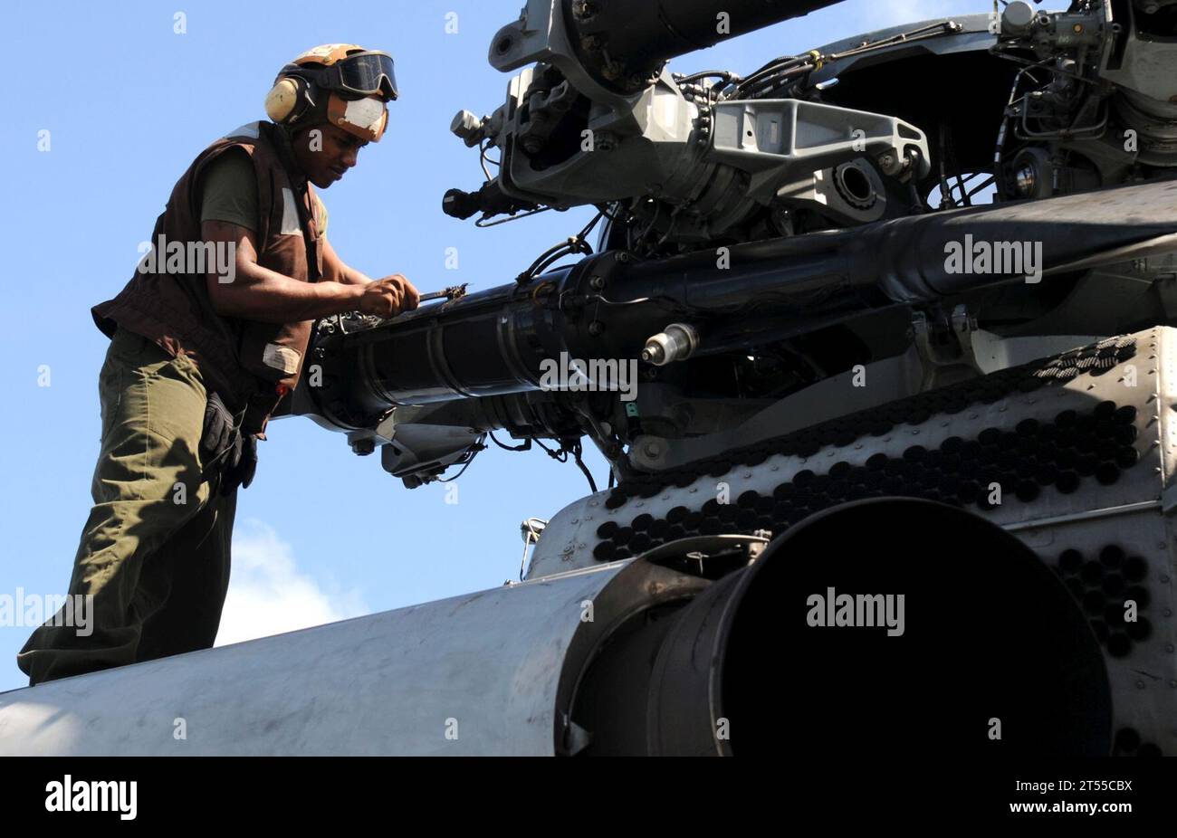 Helicopter Sea Combat Squadron 28, HSC-28, maintenance, MH-60S, navy ...