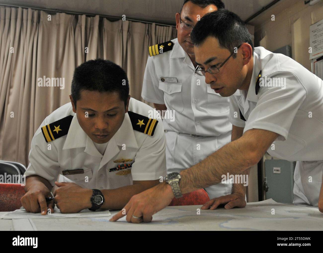 Navagation uss mustin ddg 89 hi-res stock photography and images - Alamy