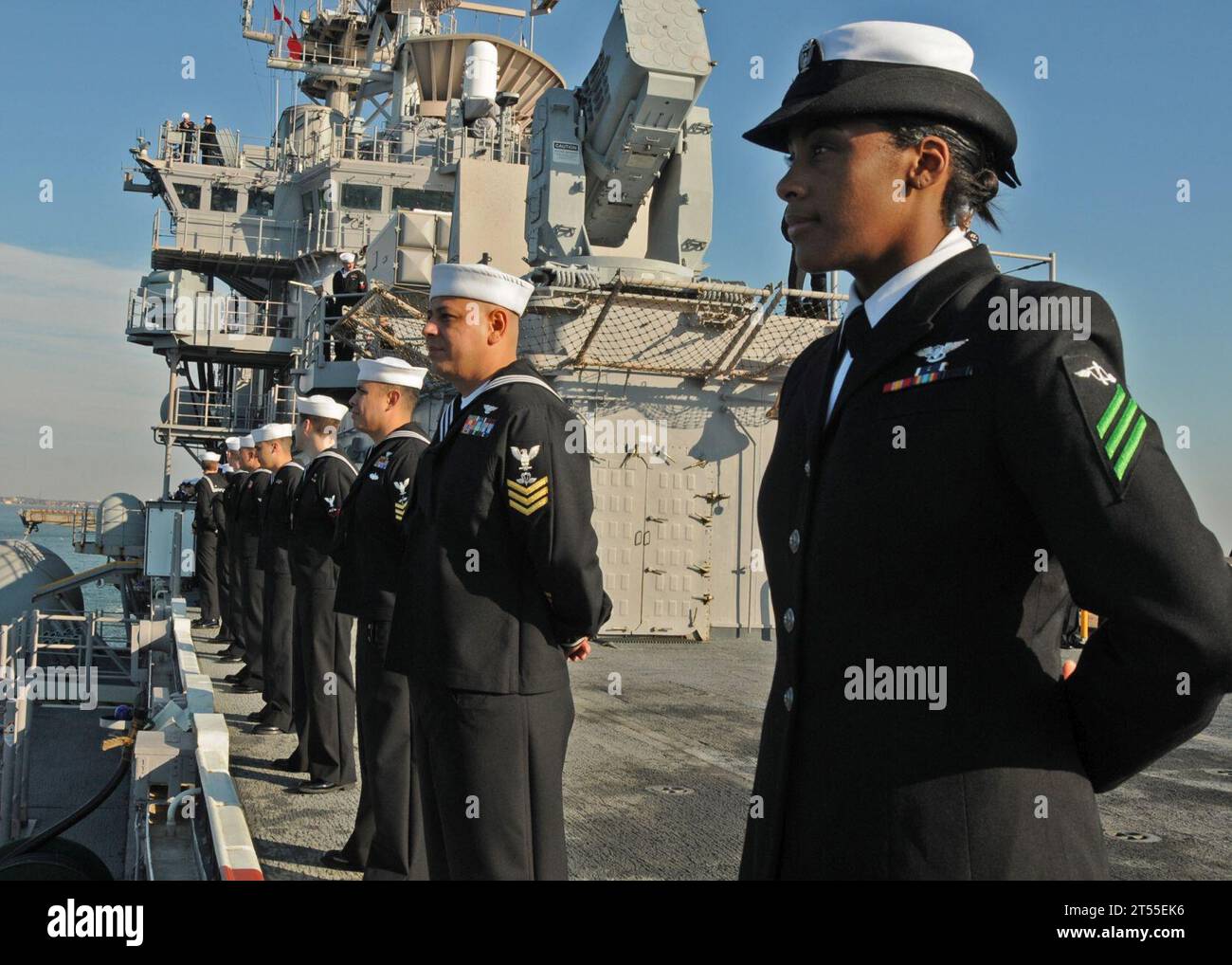 Homecoming, man the rails, Norfolk, Sailors, USS Iwo Jima (LHD 7), Va ...