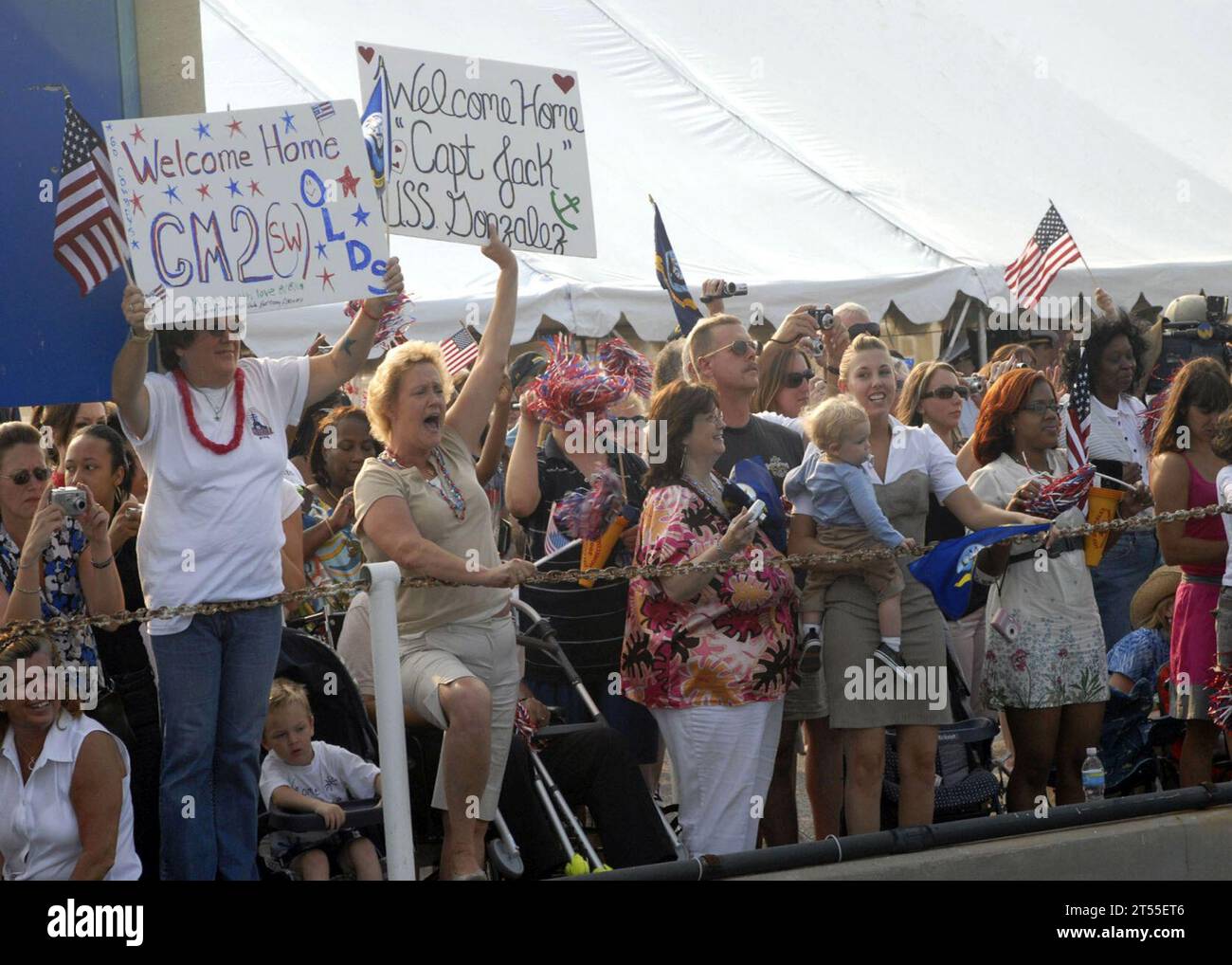 Homecoming, people, uss gonzalez Stock Photo - Alamy