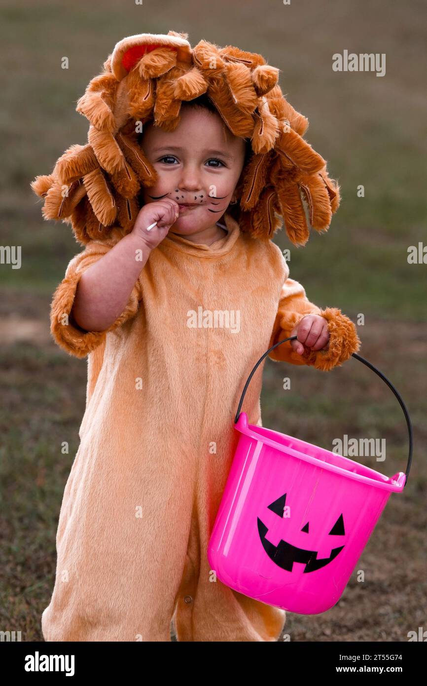 Treating eyes hi-res stock photography and images - Alamy