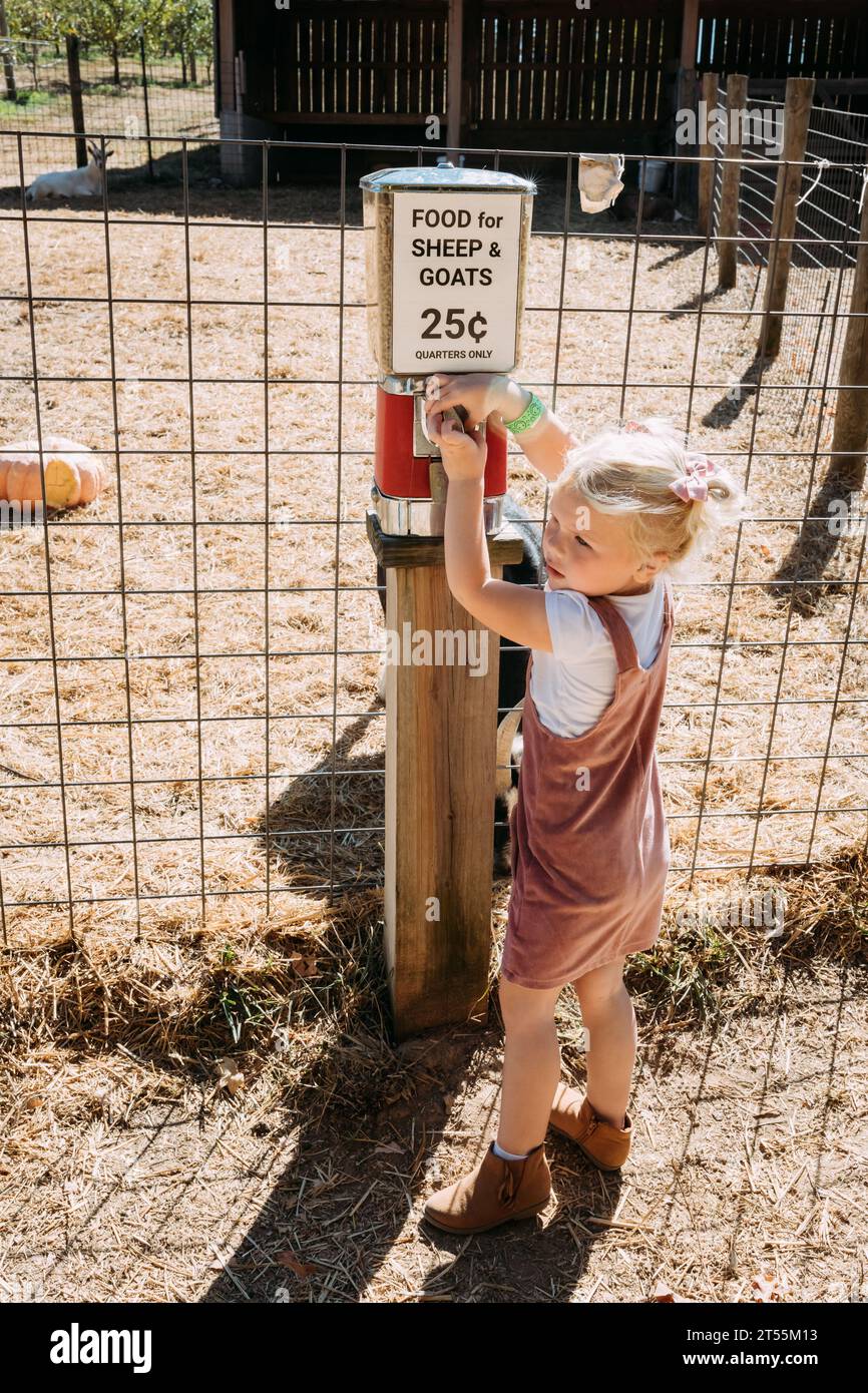 Zoo animals cage hi-res stock photography and images - Alamy