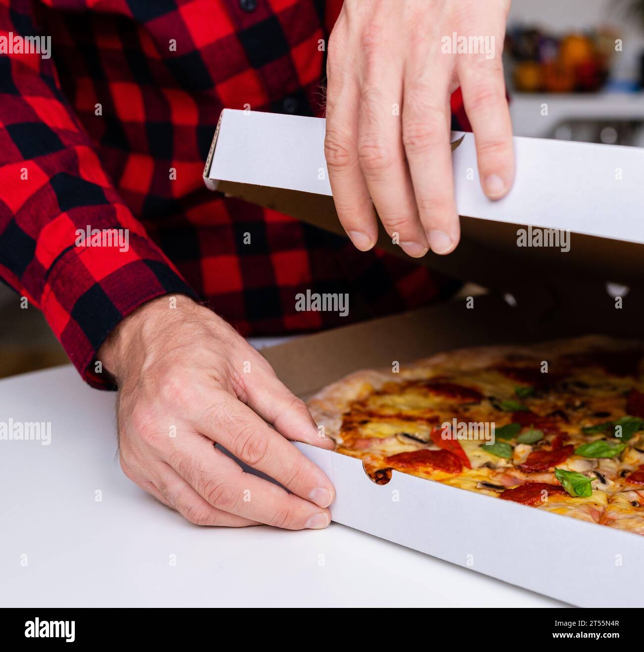Male hands open the box with pizza. Delivery food background Stock ...