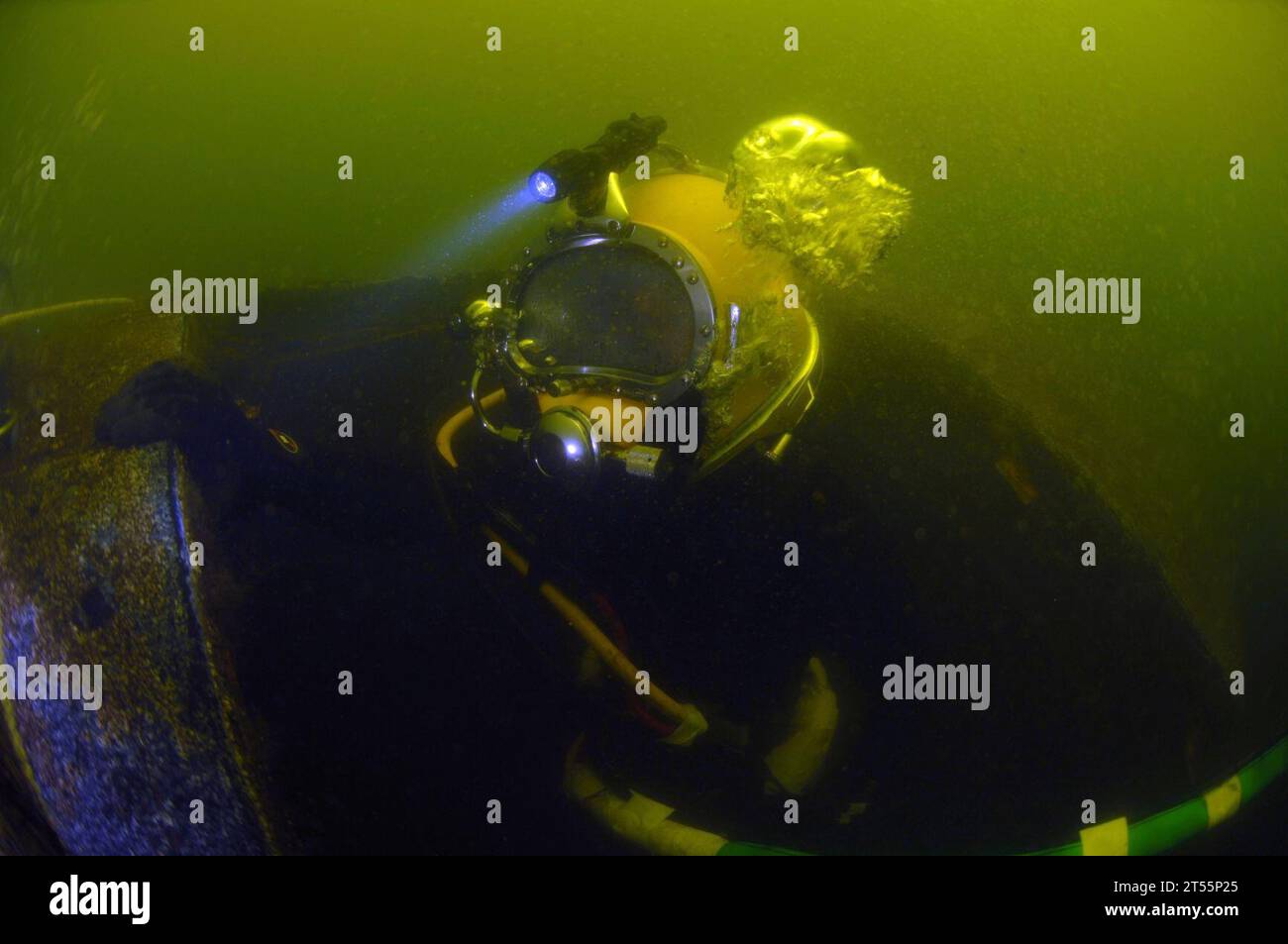 Submarine salvage hi-res stock photography and images - Alamy