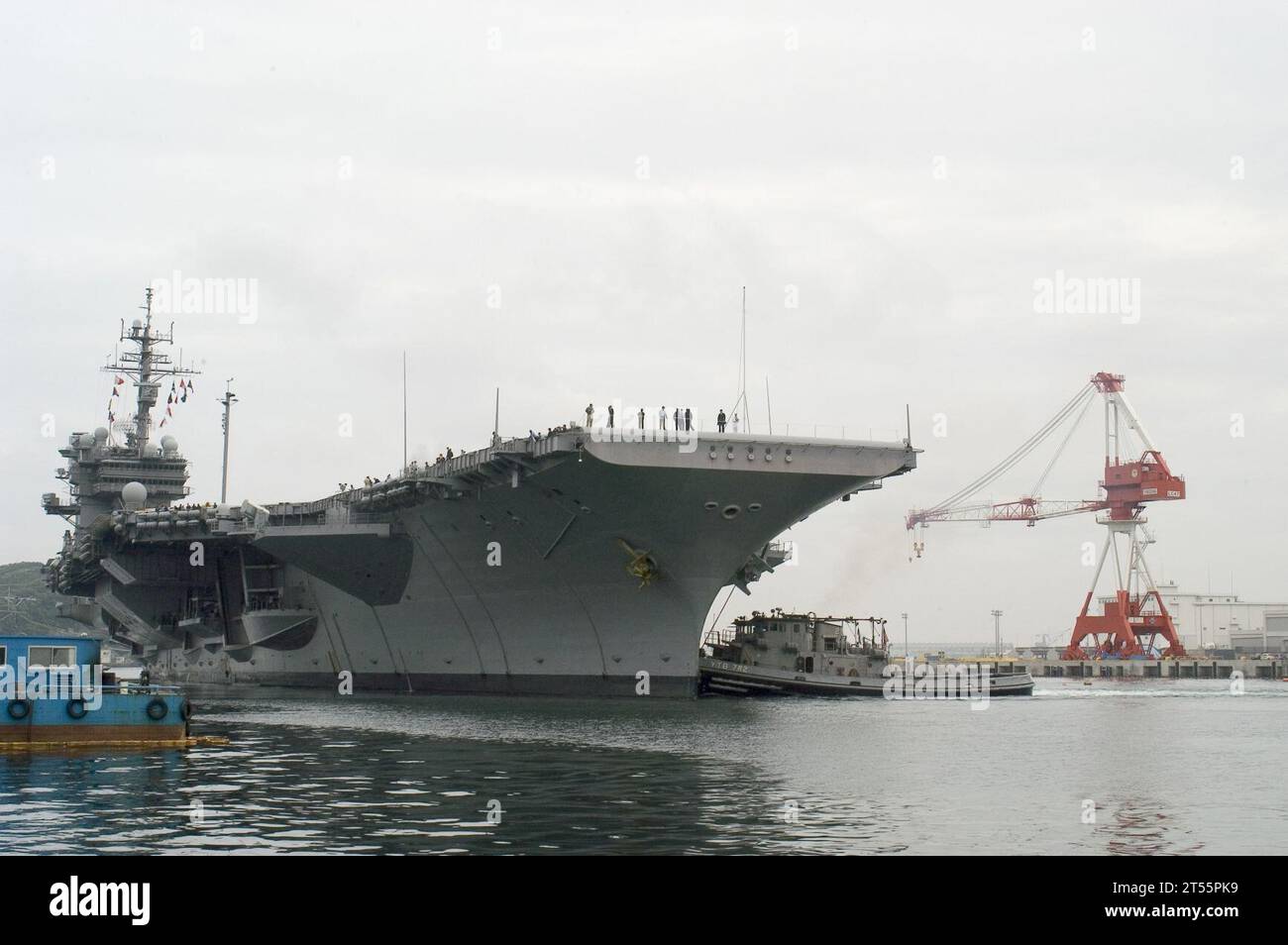 Kitty Hawk, line handlers, Yokosuka Stock Photo - Alamy