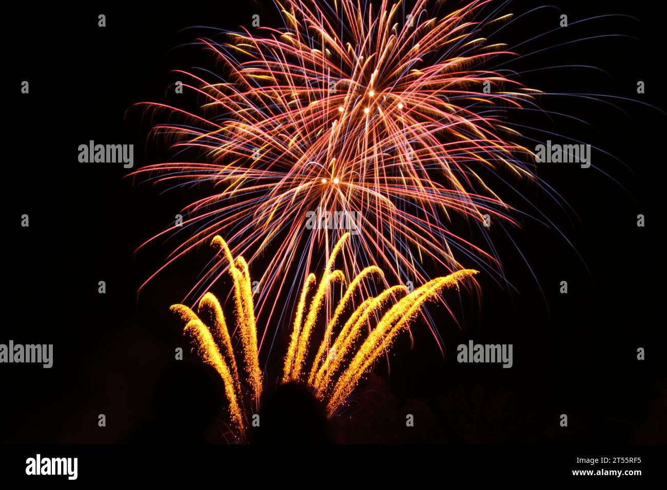 Black gold fireworks hi-res stock photography and images - Alamy