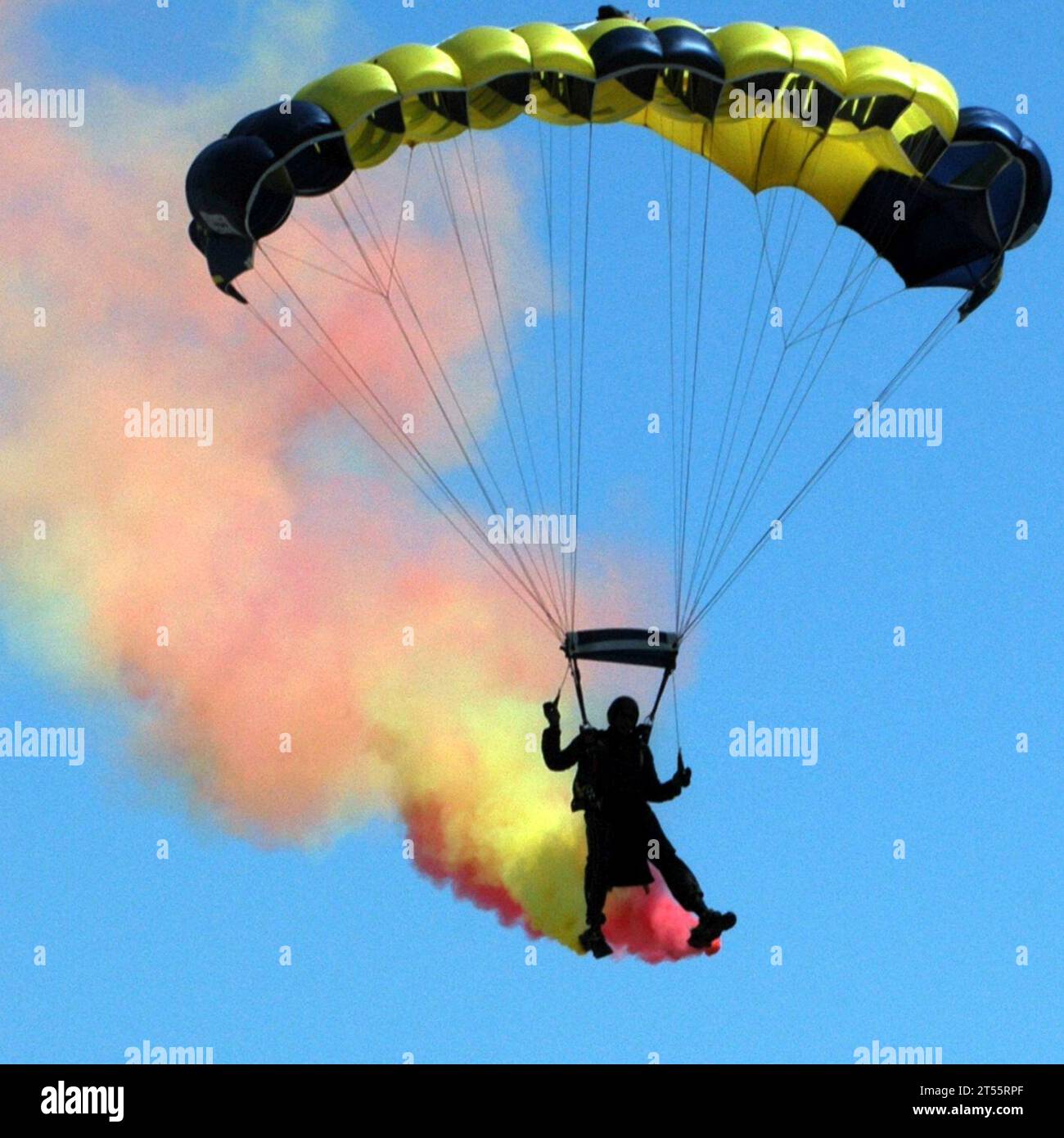 Parachute frog hi-res stock photography and images - Alamy