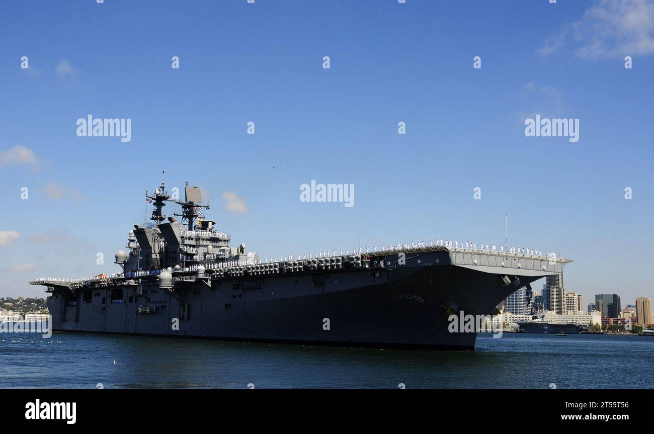 Lhd8 makin island hi-res stock photography and images - Alamy