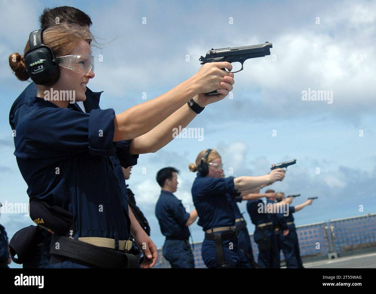 LSD 46, Sailors, training, uss tortuga, weapons Stock Photo - Alamy