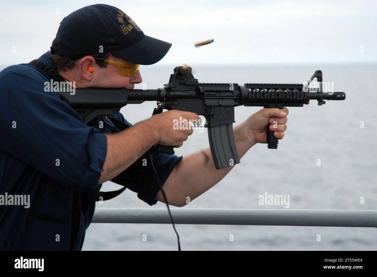 m-16 gun, Machine gun, pao 2007, people, Sailor, weapons shoot exercise ...