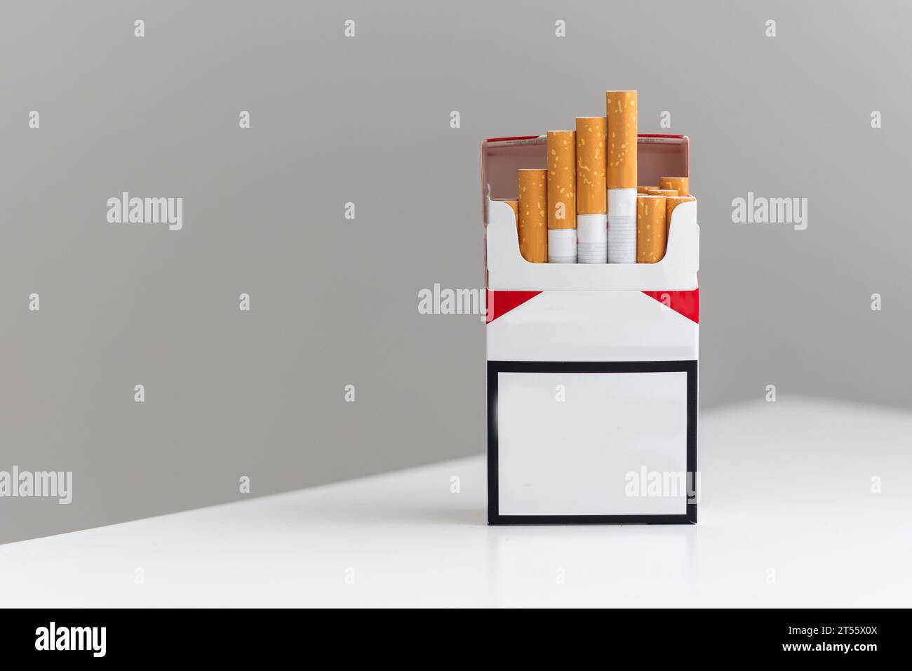 Unbranded cigarette pack hi-res stock photography and images - Alamy